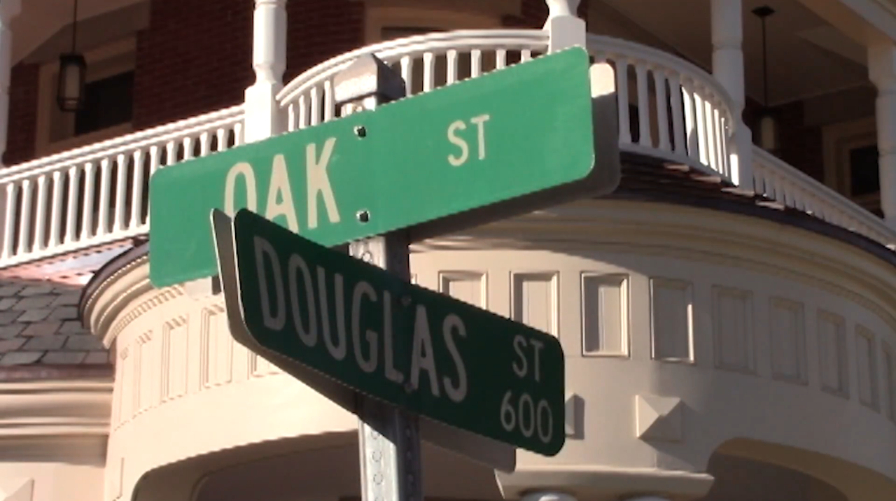Oak and Douglas Street Intersection Acquires Stop Sign – Mocs News