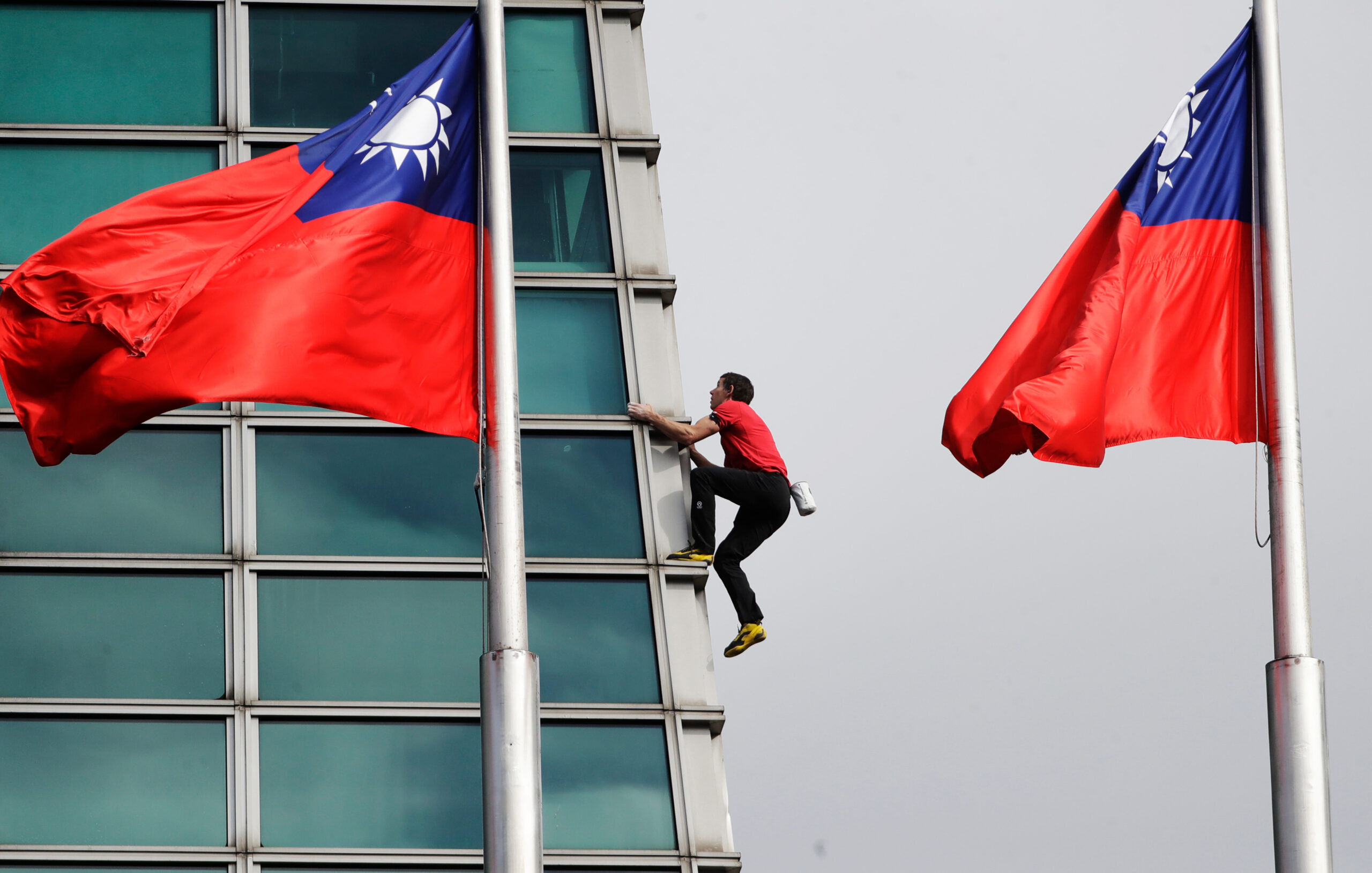 American rock climber Alex Honnold has climbed the Taipei 101 ...